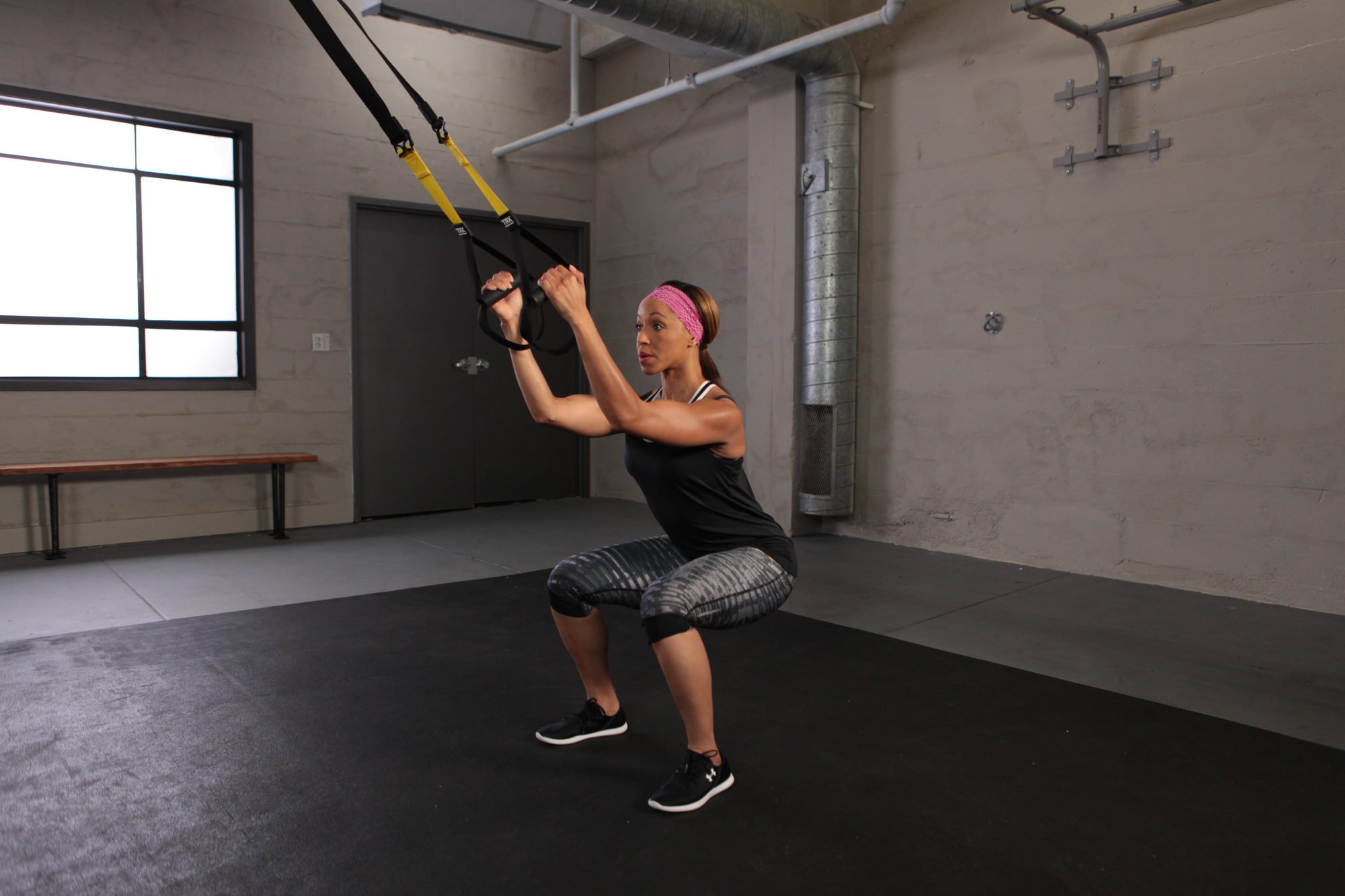 【ストレッチとしても有効！】関節の動きを良くするTRXスクワットエクササイズ | TRX® Training Japan | TRX ...